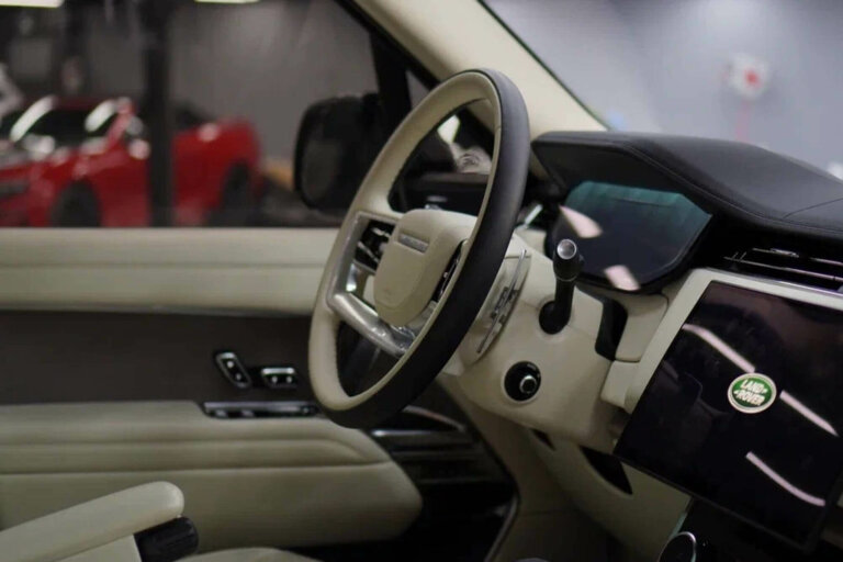 Rent Range Rover Vogue V8 new in Dubai - SUV - Octane Luxury Car Rental ...