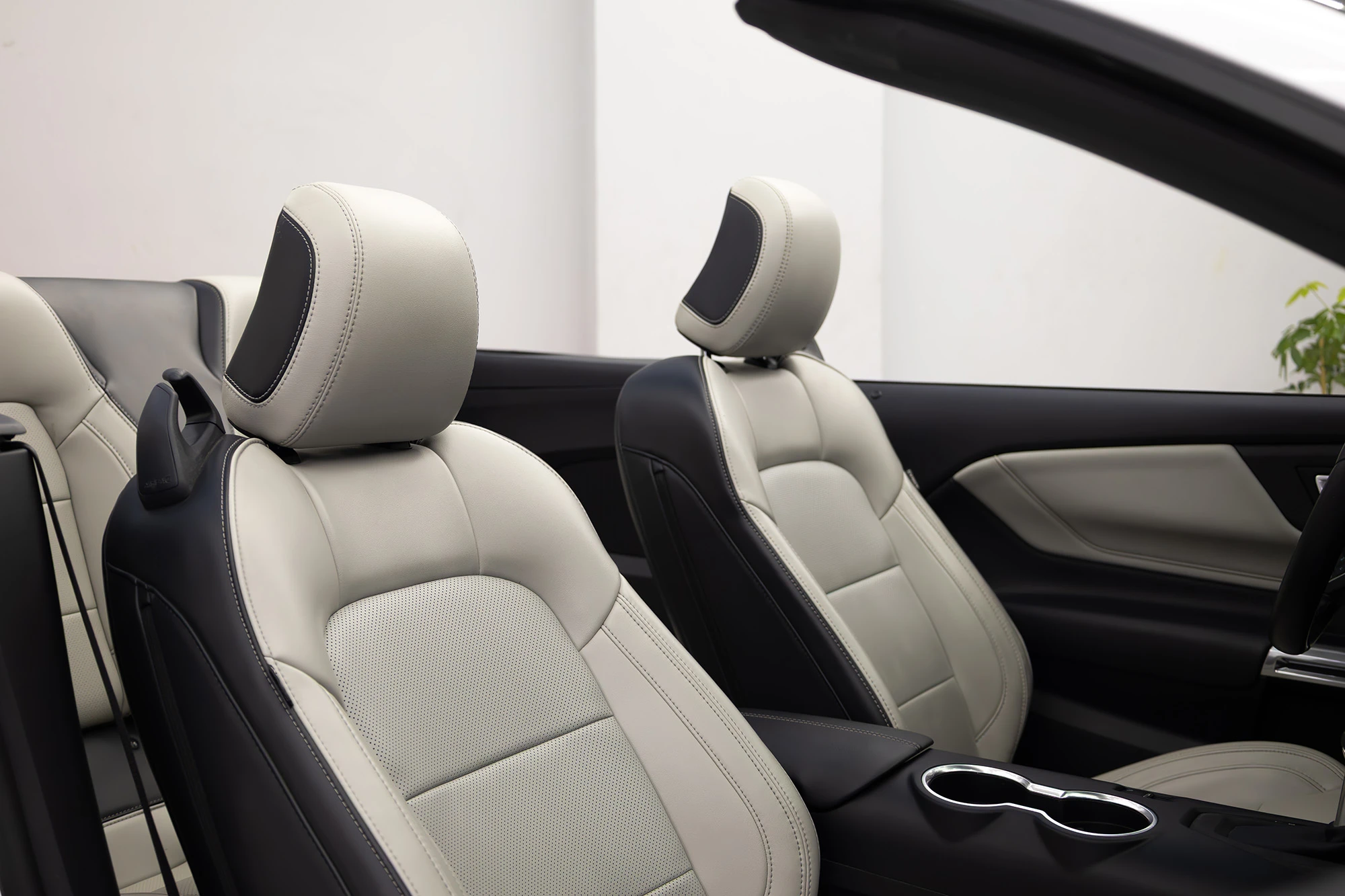 Noleggio Ford Mustang New Gen Convertible White & Blue ad Abu Dhabi ...