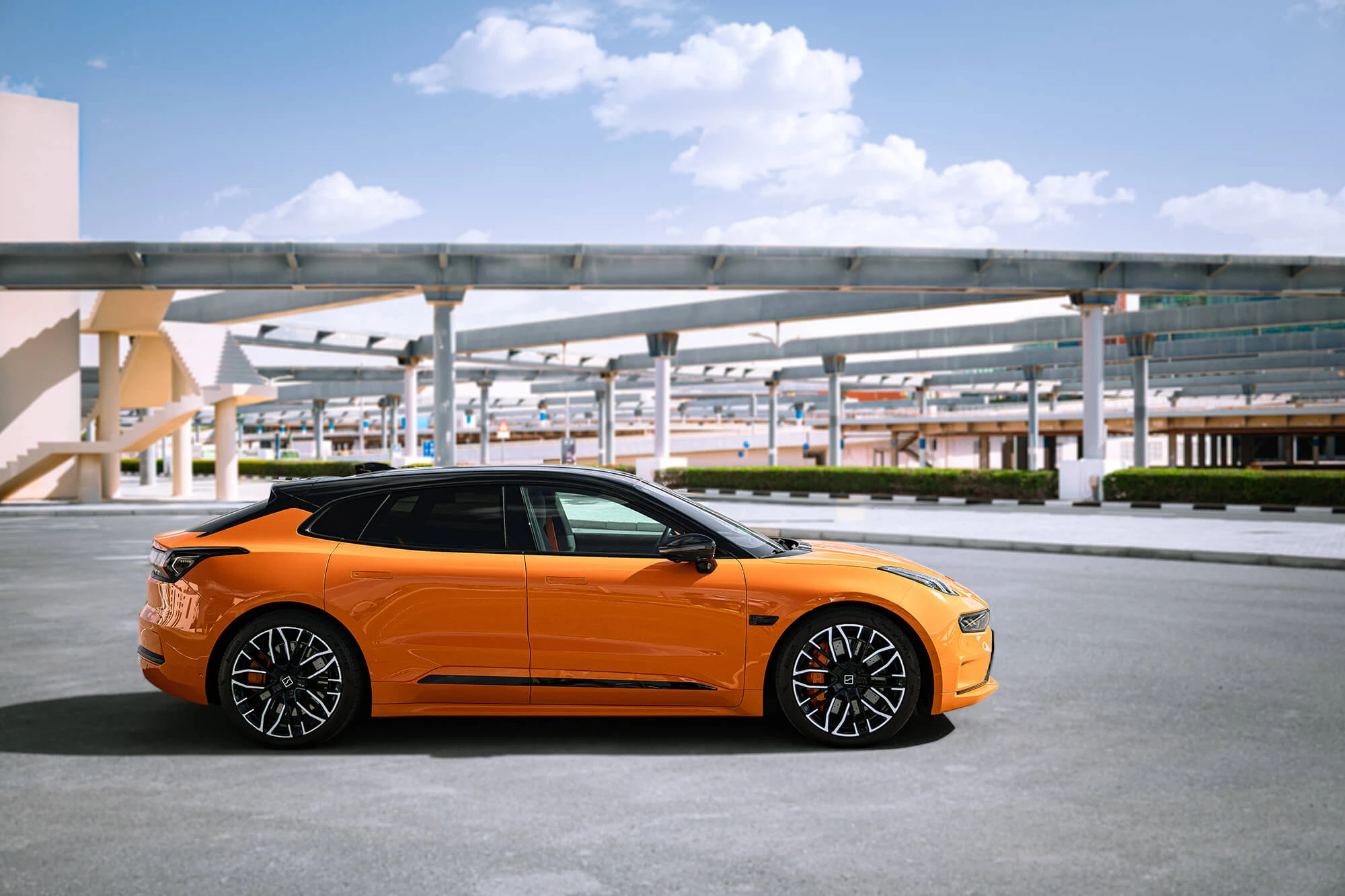 Mieten Sie Zeekr 001 Orange in Abu Dhabi - Elektroautovermietung ...