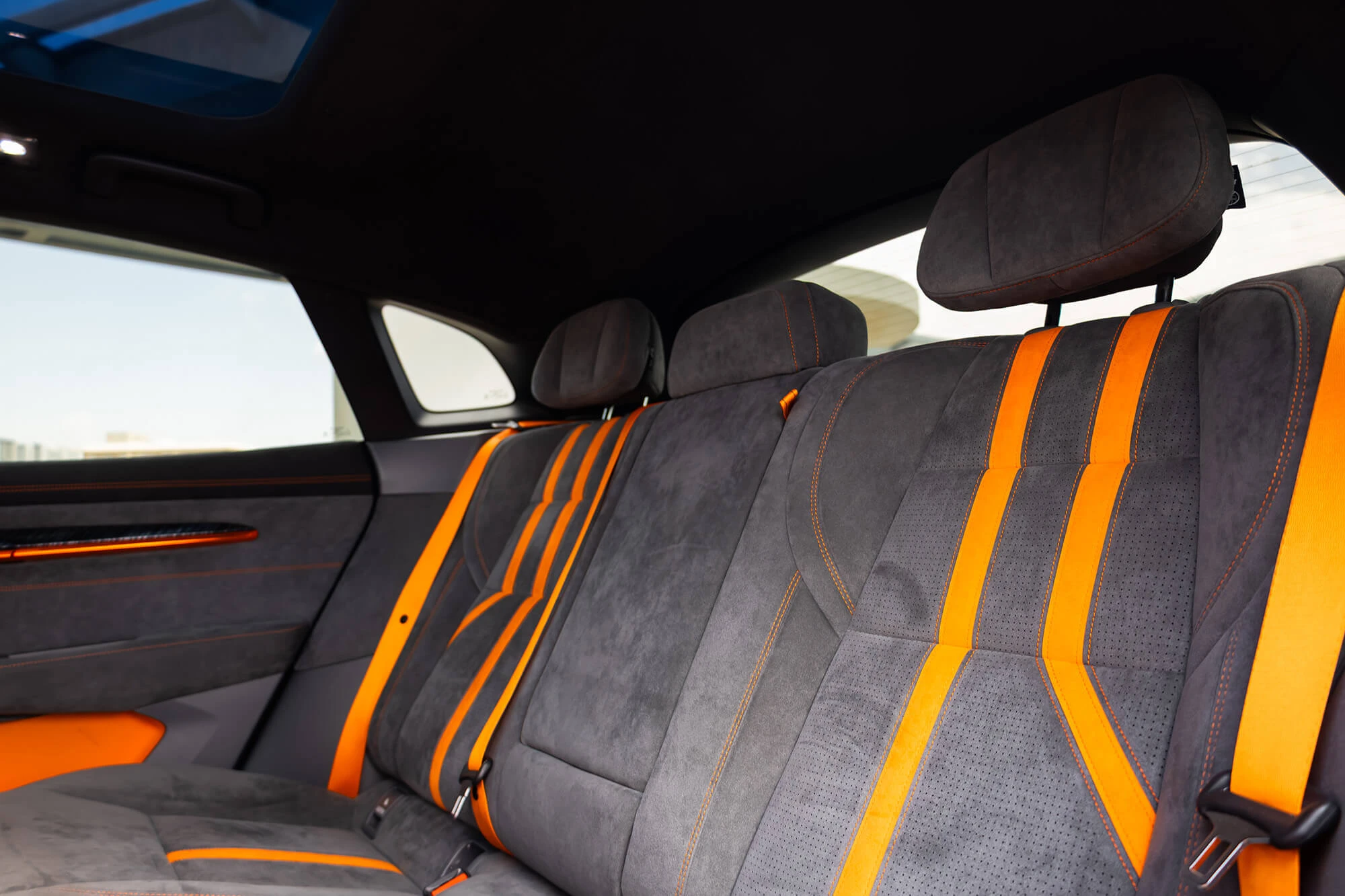 Location Zeekr 001 Orange à Abu Dhabi - Octane Car Rental