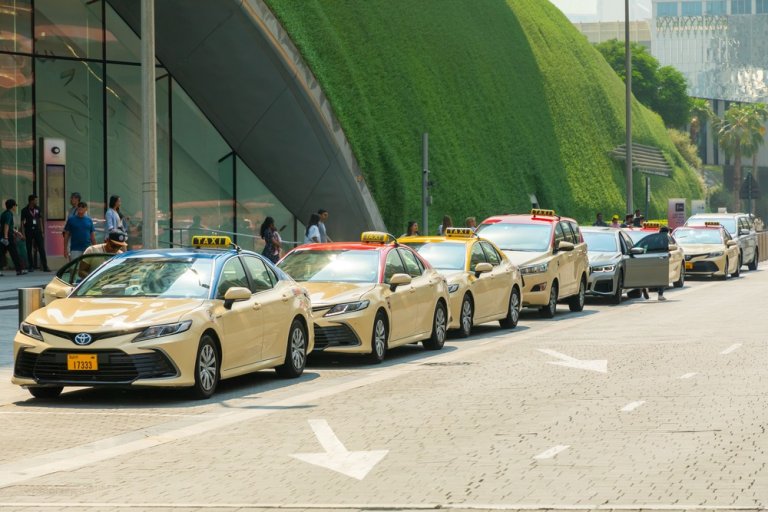 Taxi à Dubai ou location de voiture : Coût, confort et commodité